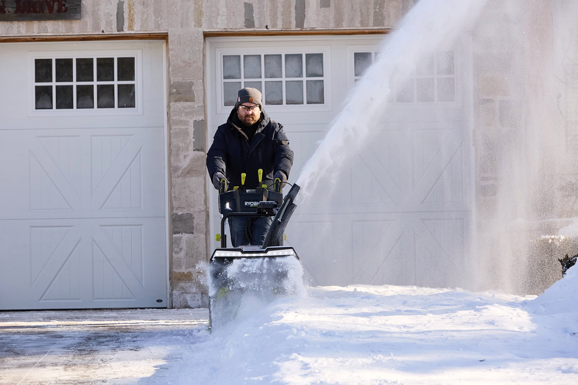 Déneigement à Domicile : Guide et Équipement Ryobi pour un Hiver Serein